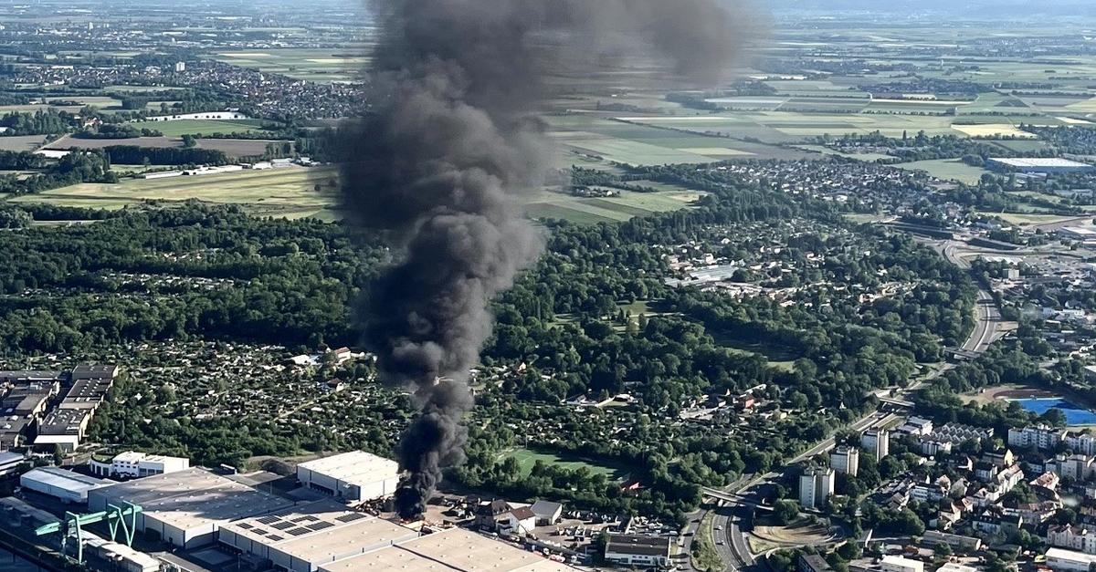 Rauchsäule über Worms: Erneut brennt Müll bei Rohstoffhandel