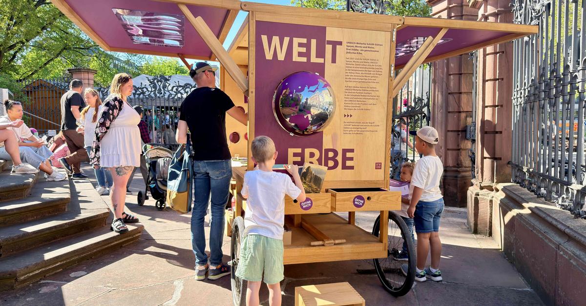 Kinder entdecken mit dem SchUMobil bei der Wormser Kulturnacht das Alef-Bet