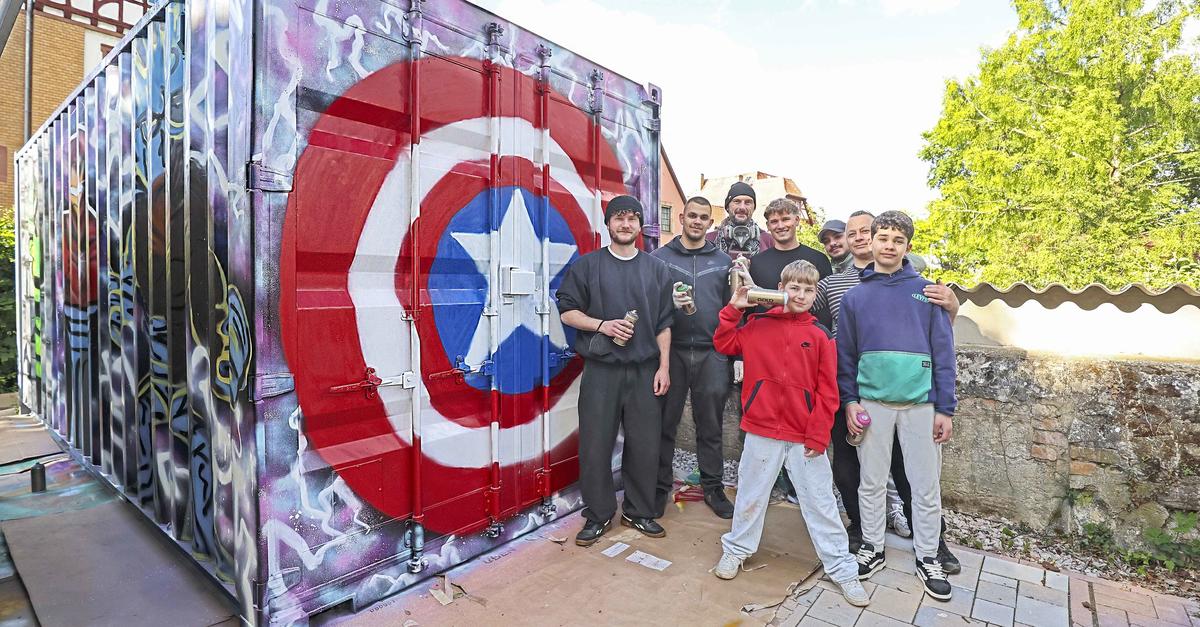 Juku-Projekt: Jugendliche verzieren Container mit Superhelden-Graffiti ...