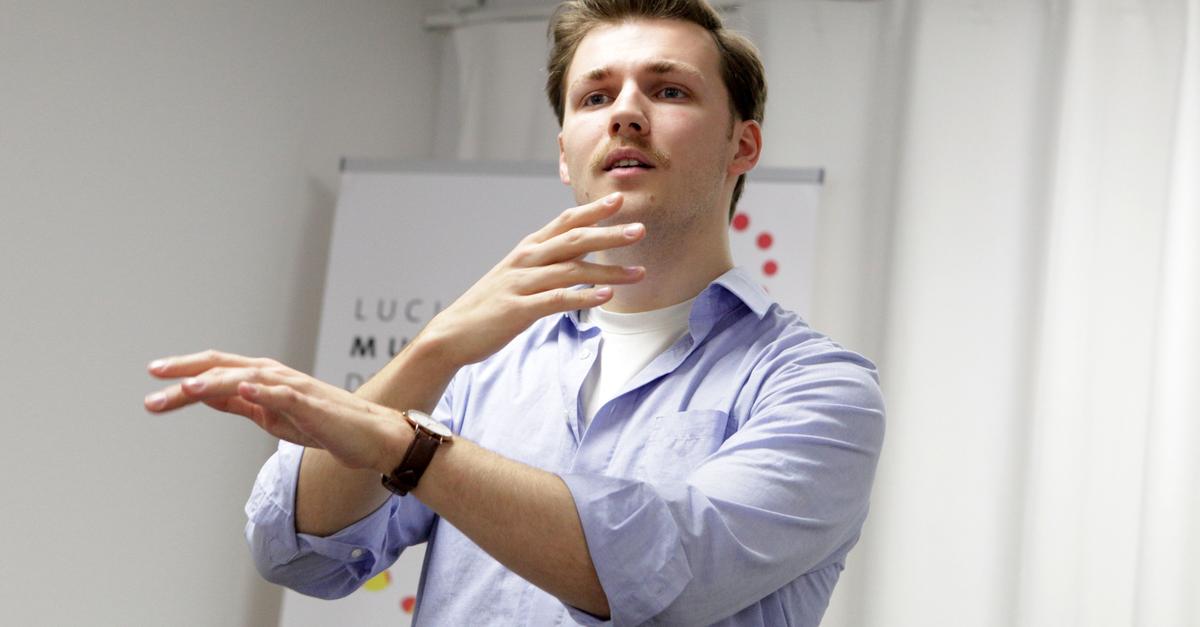 Julian Robin Müller dirigiert das Wormser Kammerensemble mit Leidenschaft