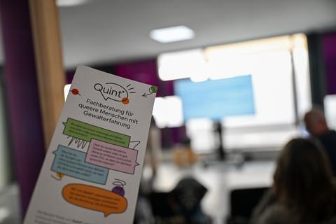 Worms gegen Queerfeindlichkeit: Polizei und Institutionen informieren
