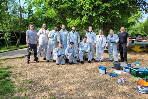 Fiege-Azubis schaffen Picknickplatz im Wormser Tiergarten