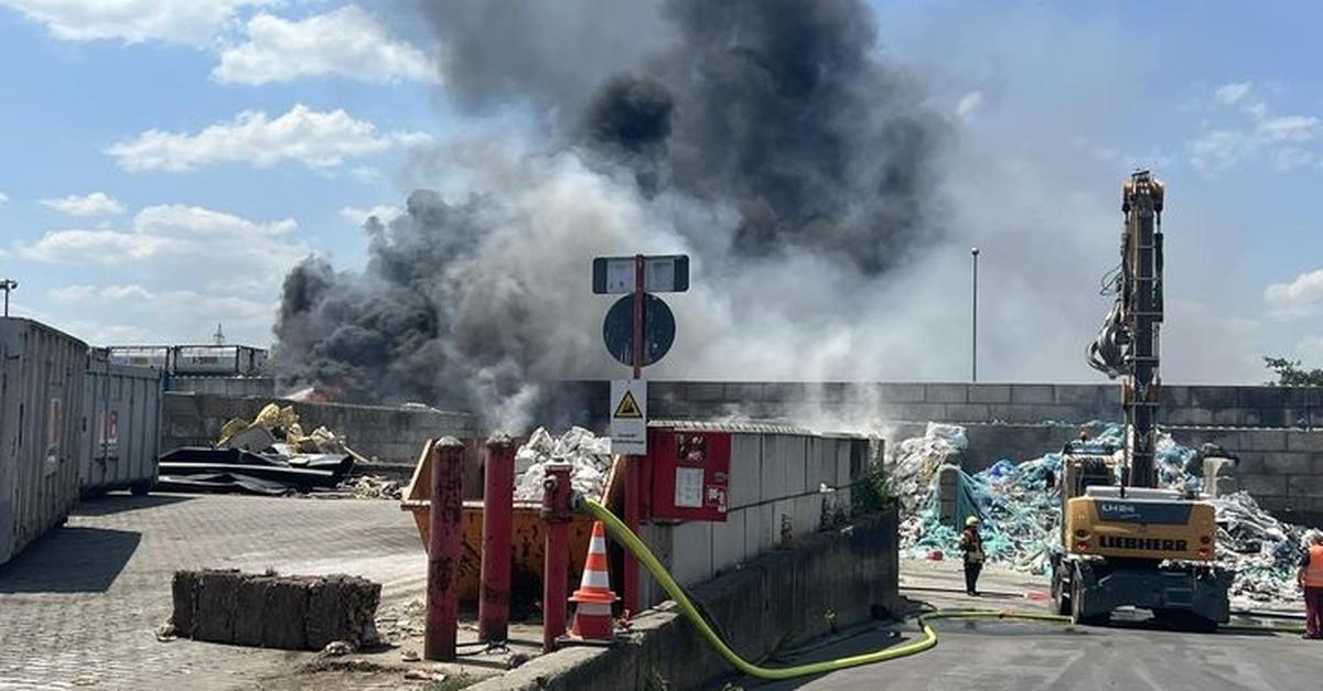 Brand bei Entsorgungsbetrieb in Wormser Industriegebiet