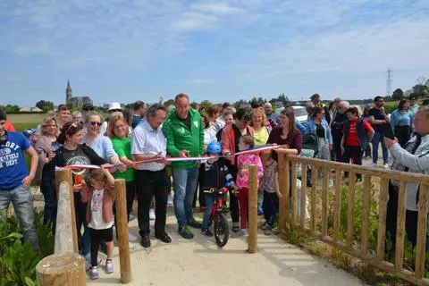 Ibersheimer feiern auf dem Sportplatz in Chemellier