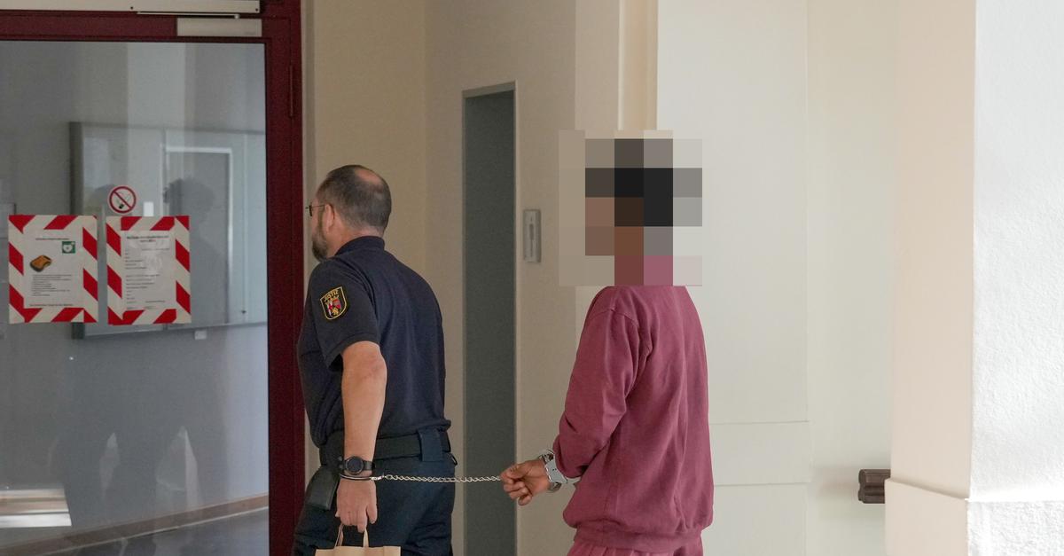 Holzlatten-Attacke: Angeklagter in Handschellen vor Gericht