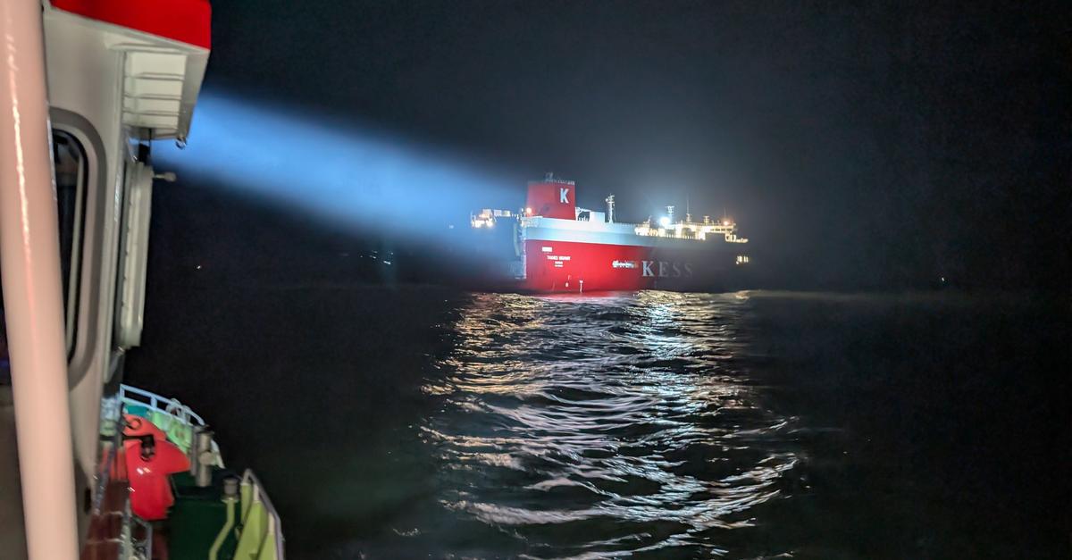 Feuer an Bord: Manövrierunfähiger Frachter wird abgeschleppt