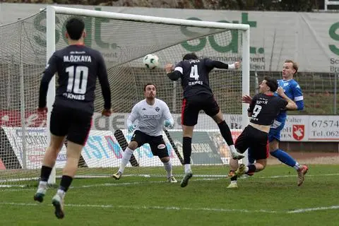 VfR Wormatia Worms verspielt Führung gegen FK Pirmasens bei Jahresfinale